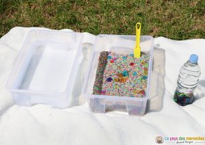 Bac sensoriel aimanté avec du riz coloré et de l'eau