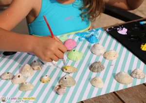 Guirlande de coquillages peints (trésors des vacances)