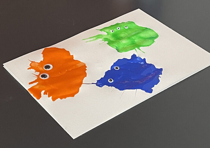 Monstres rigolos avec de la peinture soufflée (activité facile pour ...