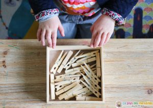 Activités de motricité fine avec des pompons et des pinces à linge